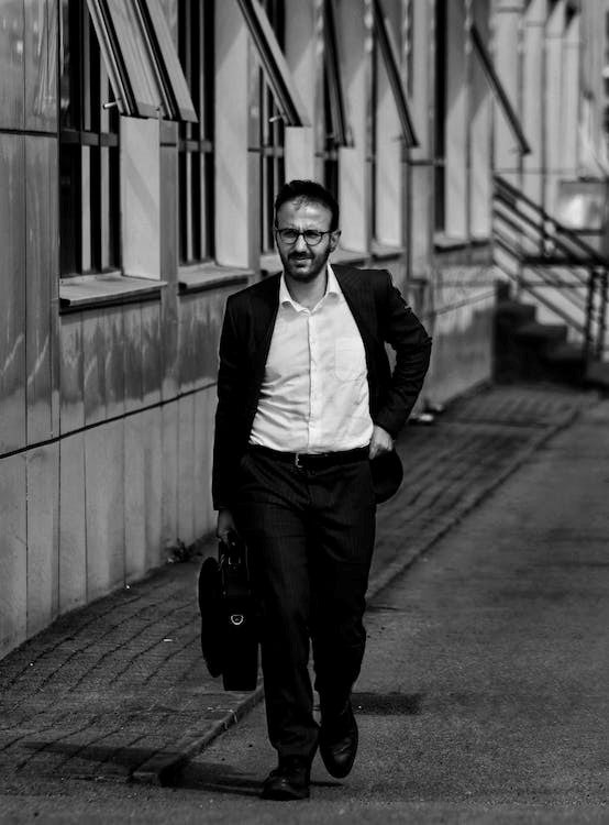 Suit Essentials: Belt or No Belt? – Elegant Men's Attire